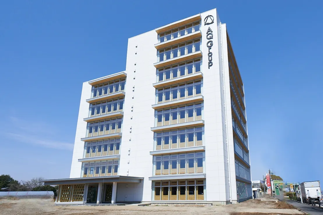 日本初の普及型純木造8階建てビルの新社屋で 伝統の「カンナ削り入社式」を開催。 「木を感じる」～新たな出発と未来への挑戦～｜AQ Group アキュラホーム