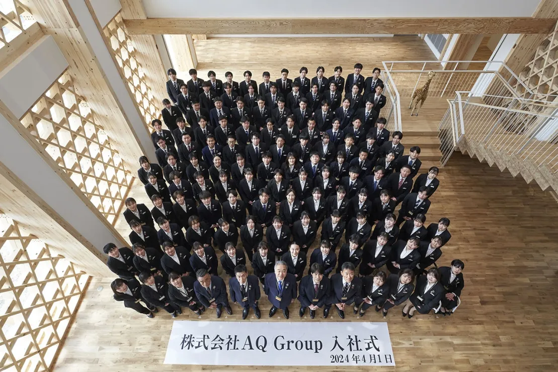 日本初の普及型純木造8階建てビルの新社屋で 伝統の「カンナ削り入社式」を開催。 「木を感じる」～新たな出発と未来への挑戦～｜AQ Group アキュラホーム