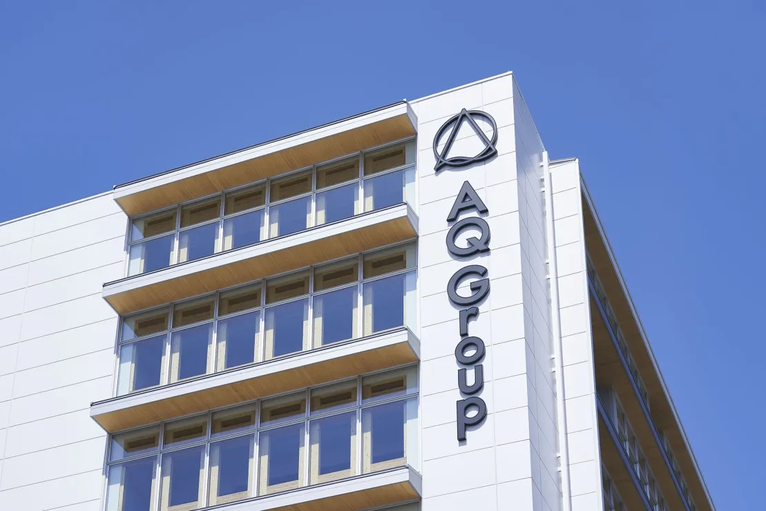 日本初※、純木造8階建てAQ Group本社 今までの木造ビル建設の1／2の費用、坪145万円で実証実験ビルが完成 ～中小ゼネコン・工務店と連携して中規模木造ビル・マンションの16兆円市場へ ...