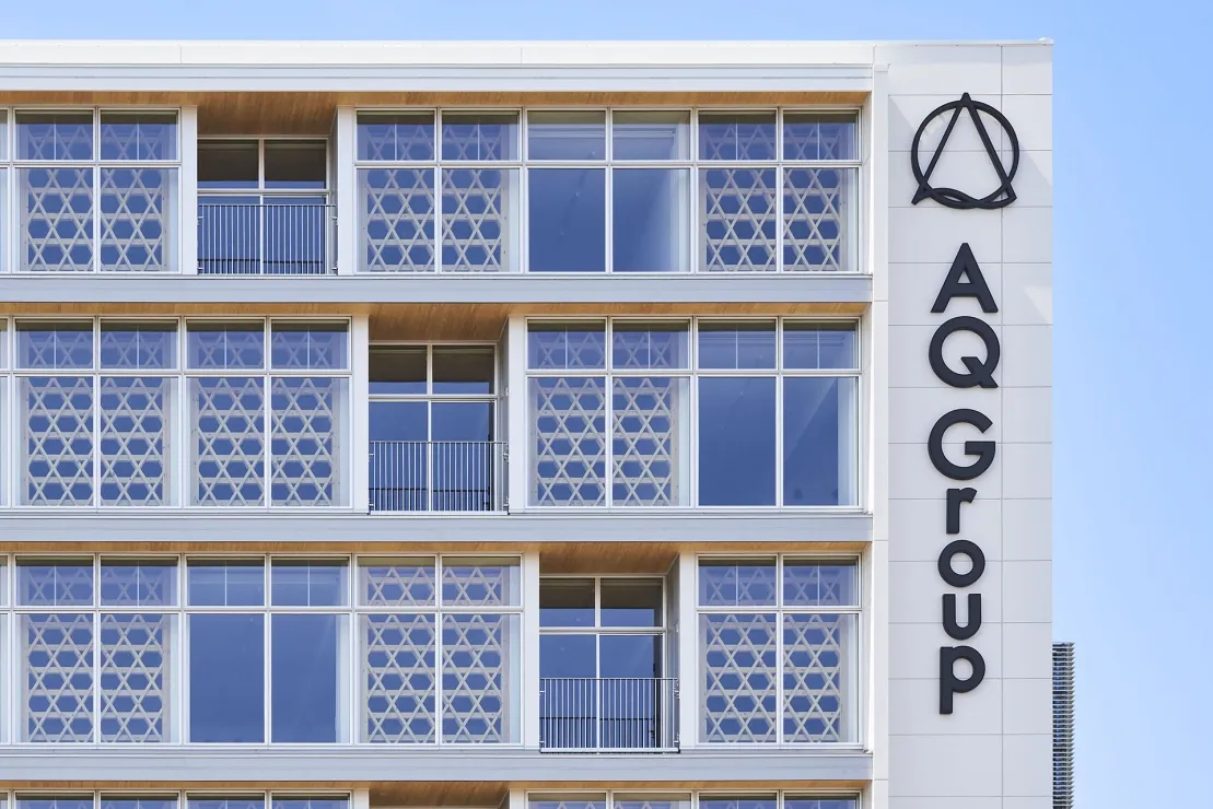 日本初※、純木造8階建てAQ Group本社 今までの木造ビル建設の1／2の費用、坪145万円で実証実験ビルが完成 ～中小ゼネコン・工務店と連携して中規模木造ビル・マンションの16兆円市場へ ...
