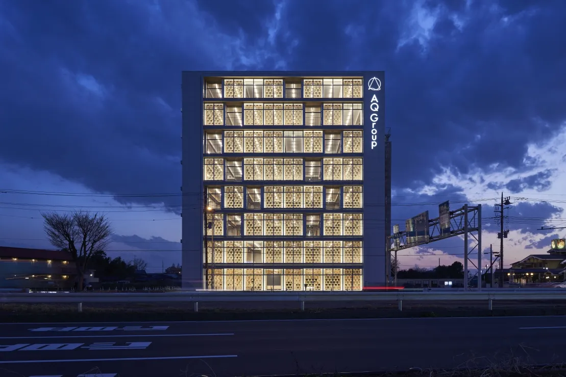 AQ Group 本社機能を関東交通網の中心・埼玉県さいたま市に移転 社屋は「日本初※の普及型純木造8階建てビル」 本社に研究施設と顧客用体験型施設を一体化！｜AQ Group アキュラホーム